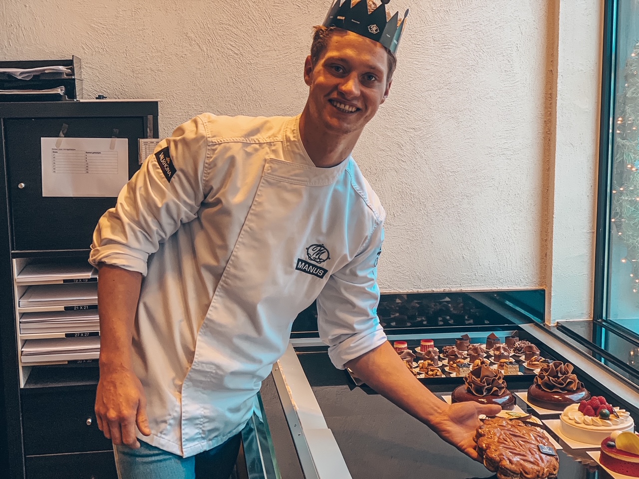 Driekoningentaart met 18 karaat gouden kroon bij Patisserie Manus ...